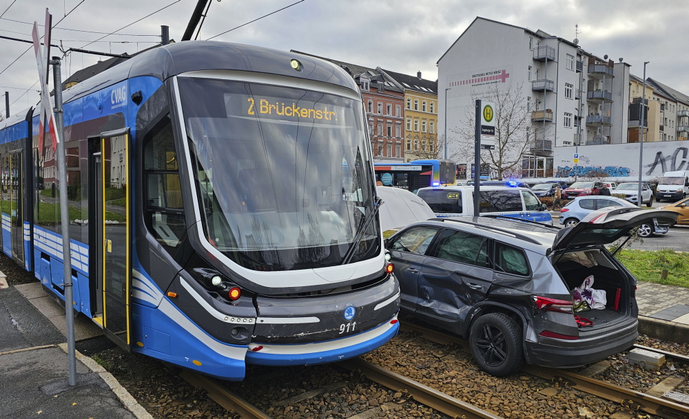 Unfall legt Straßenbahnlinie 2 lahm - Radio Zwickau